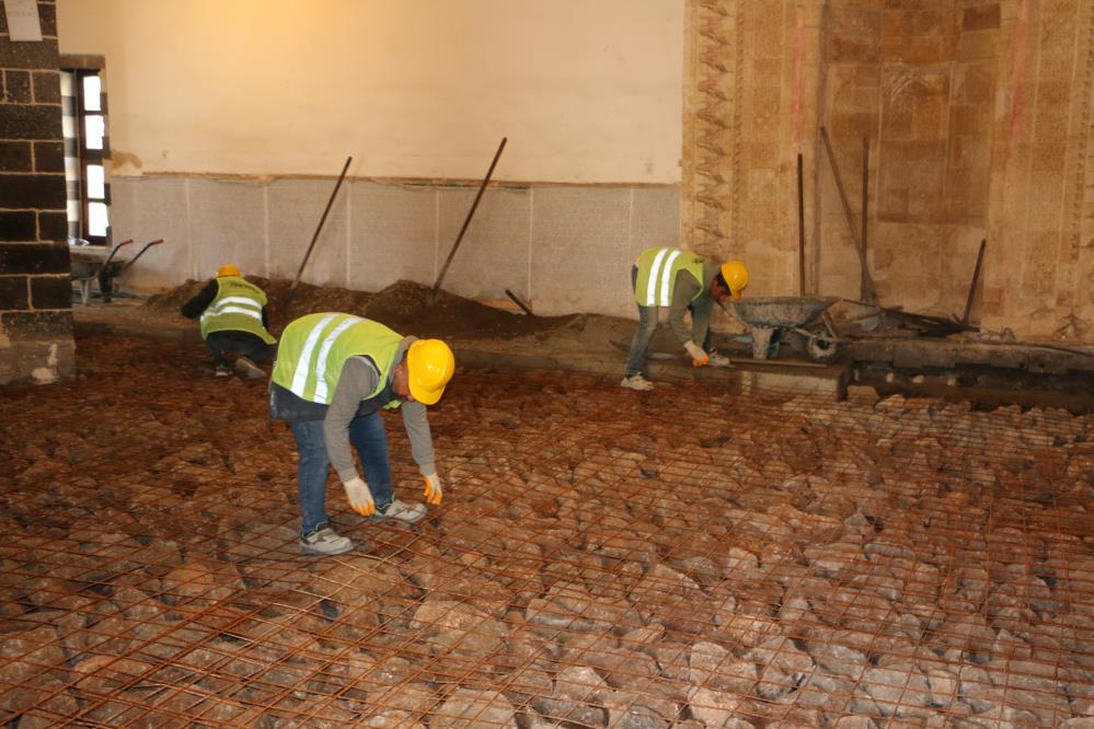 Depremde zarar gören tarihi yapılar yeniden hayat buluyor